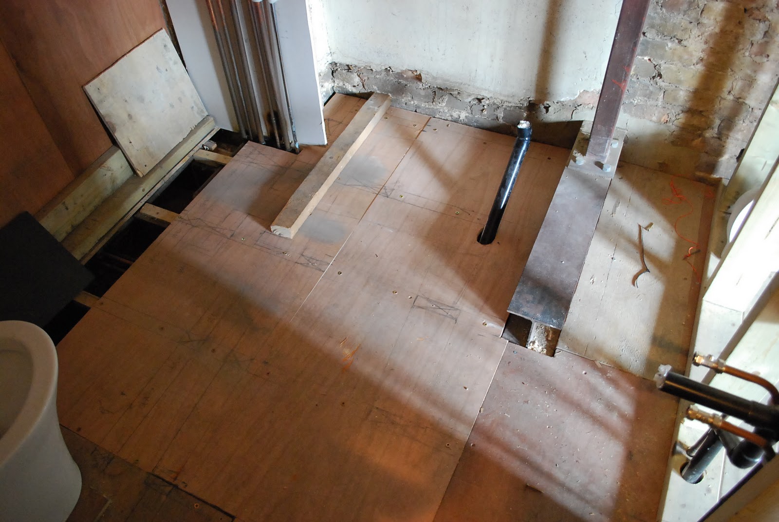 Design : Build: Starting the Bathroom: SubFloor