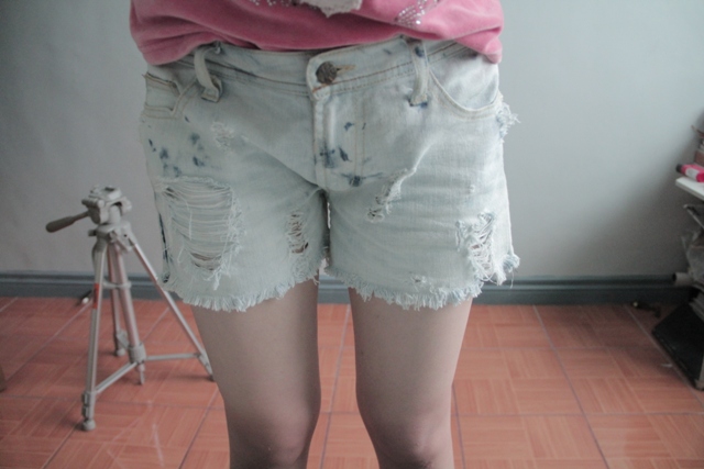 fun&oblivious ♥: DIY Distressed Shorts + How to Bleach A Pair of Shorts