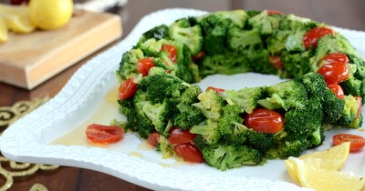 Broccoli & Tomato Holiday Wreath ♥