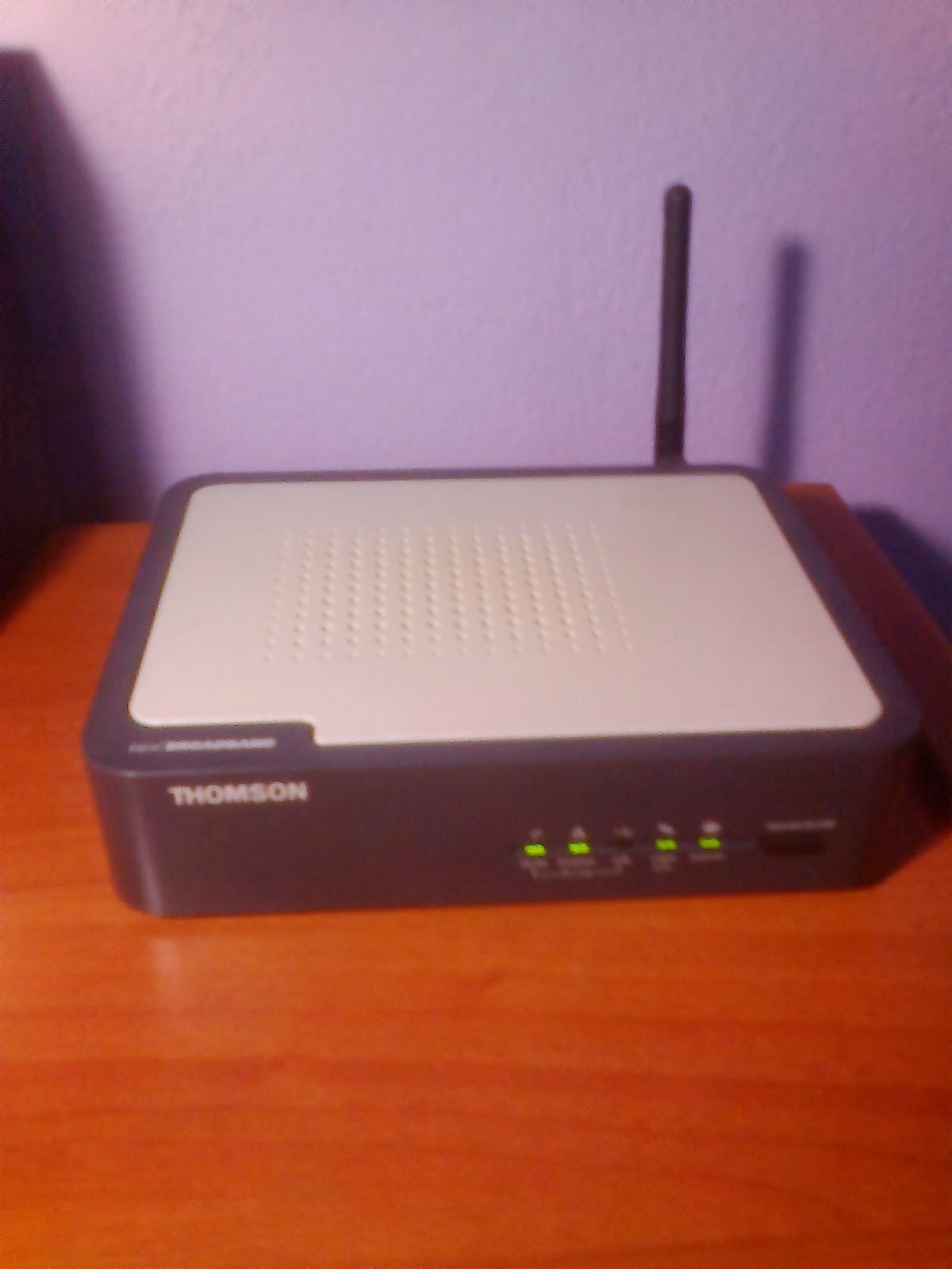 Infraestructuras de Telecomunicacións: Router Thomson TCW710