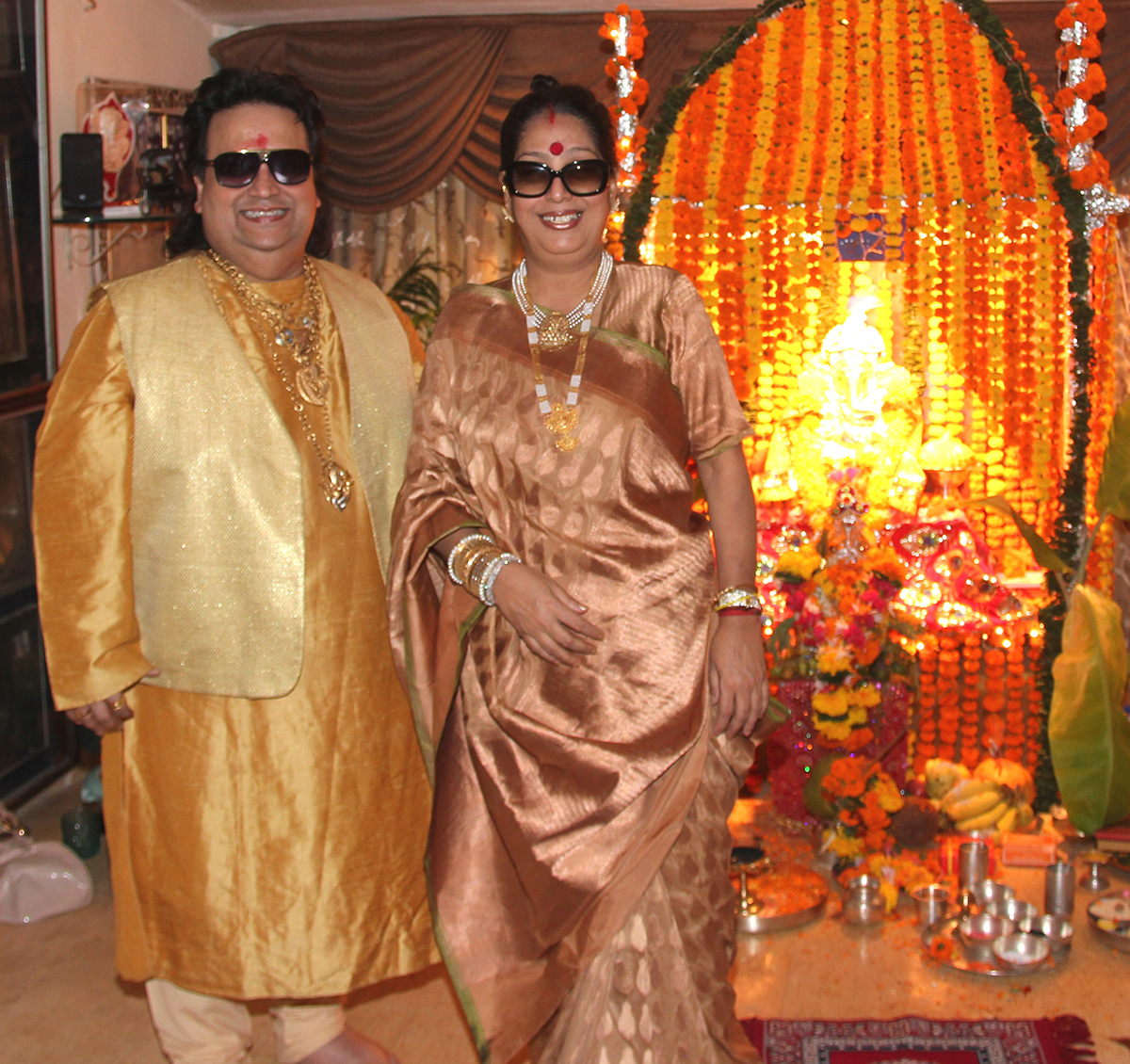 Station Hollywood Bappi Lahiri Took The Stage By Storm When He Came In Zee Bangla Mirakkel Program station-hollywood-bappi-lahiri-took-the-stage-by-storm-when-he-came-in-zee-bangla-mirakkel-program
