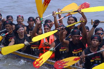 Cats City Hornbill Land: SARAWAK REGATTA - to suppress headhunting in ...
