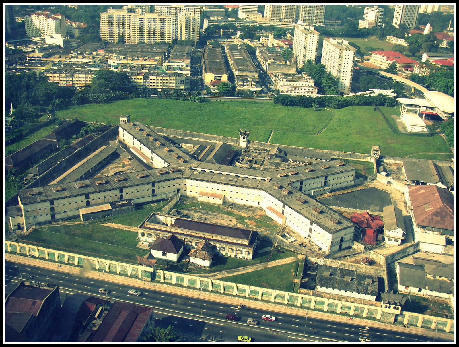 to RETREAT is to RETRIEVE: 'Doom Tourism' di Malaysia