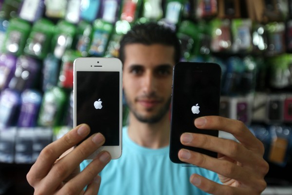 Gazans buying the iPhone 5 (photos) ~ Elder Of Ziyon - Israel News
