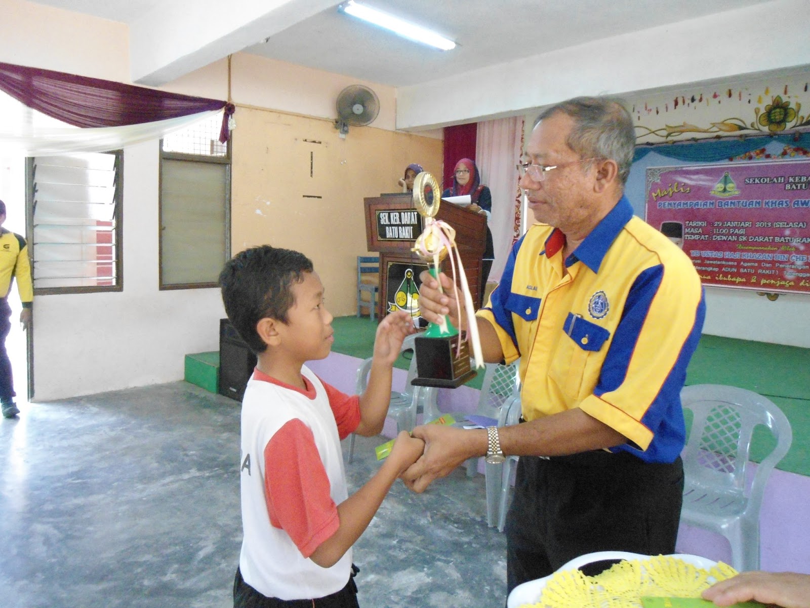 SK Darat Batu Rakit: LARIAN MERENTAS DESA PERINGKAT SEKOLAH
