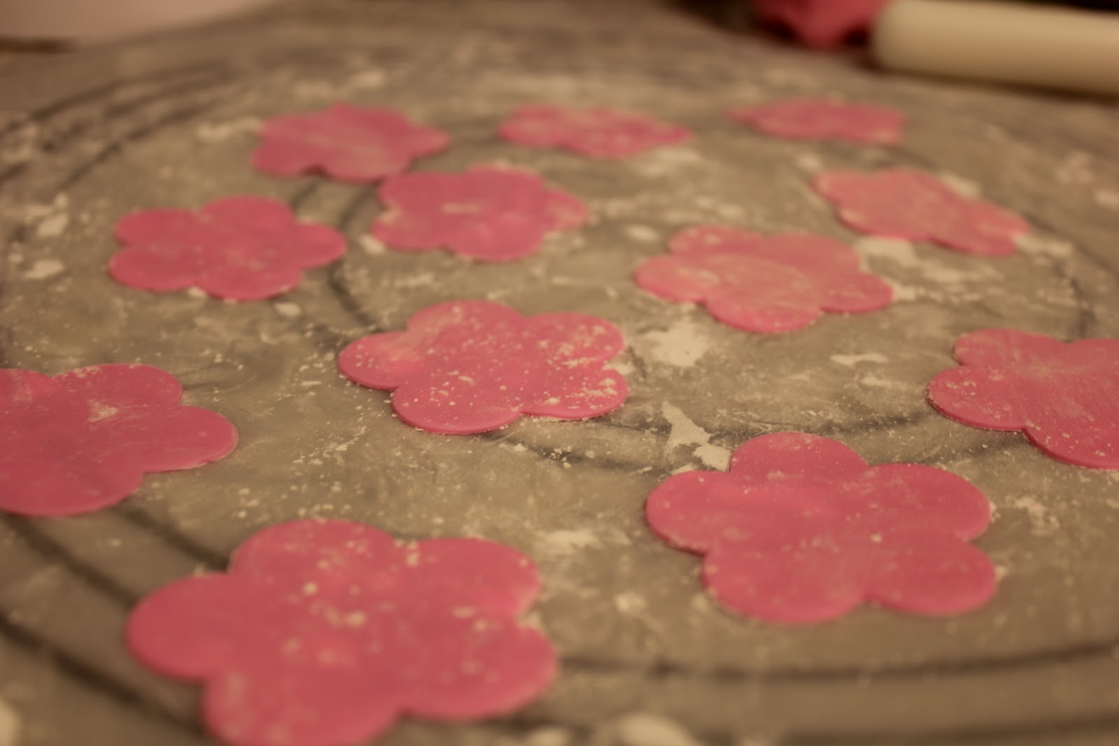 Fondant Roses Tutorial | Gwen's Kitchen Creations