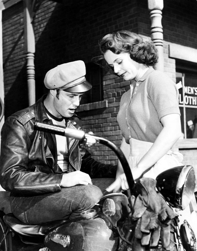 Amazing Vintage Photos of Marlon Brando Posing With His Own 650cc ...