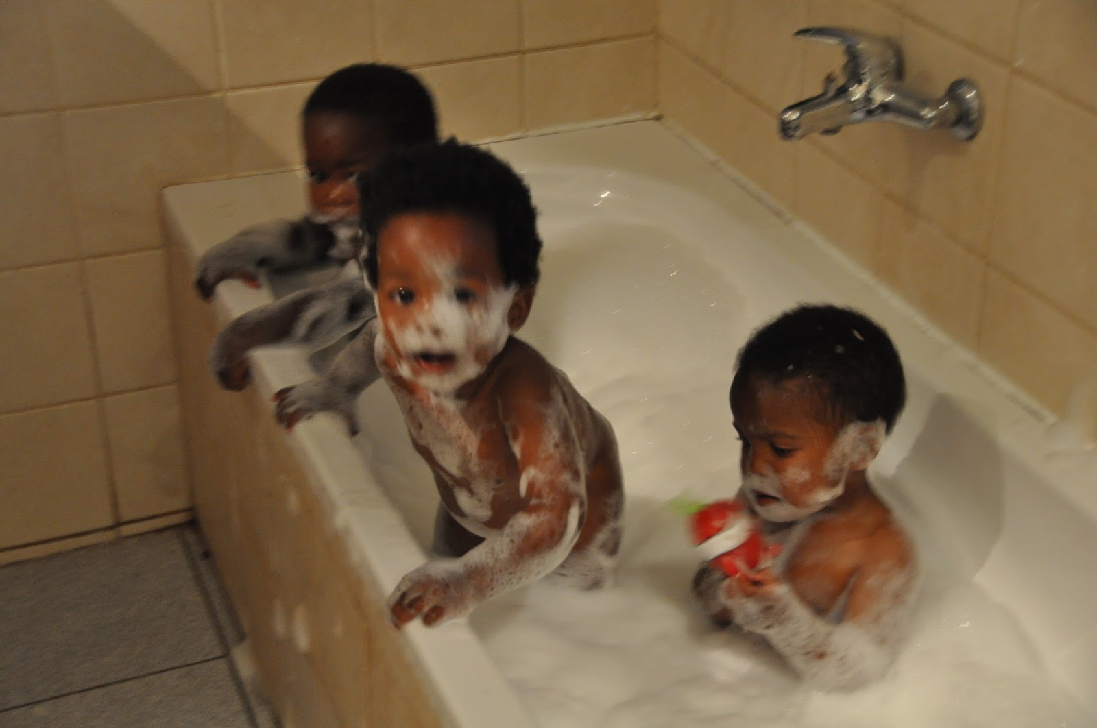 Where you go I go..: 24 days - bathtime!!!