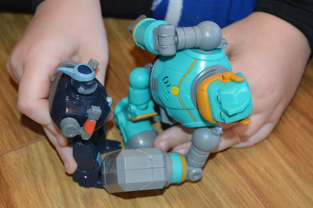 Playdays and Runways: Review | Robozuna Figures