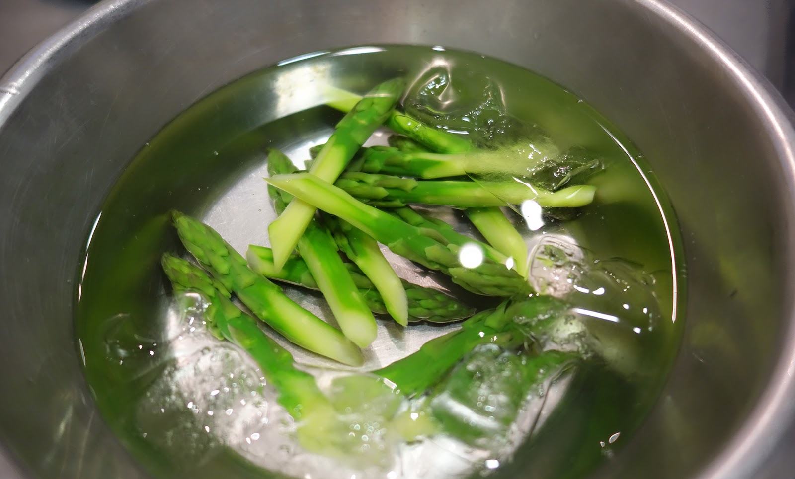 Salteado de setas, espárragos y chipirones con huevo frito y patatas ...