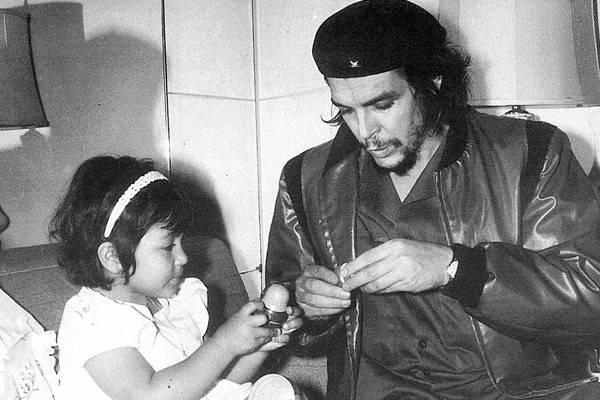 Jugando con su hija. Aquí aparece el Che Guevara con una de sus hijas ...