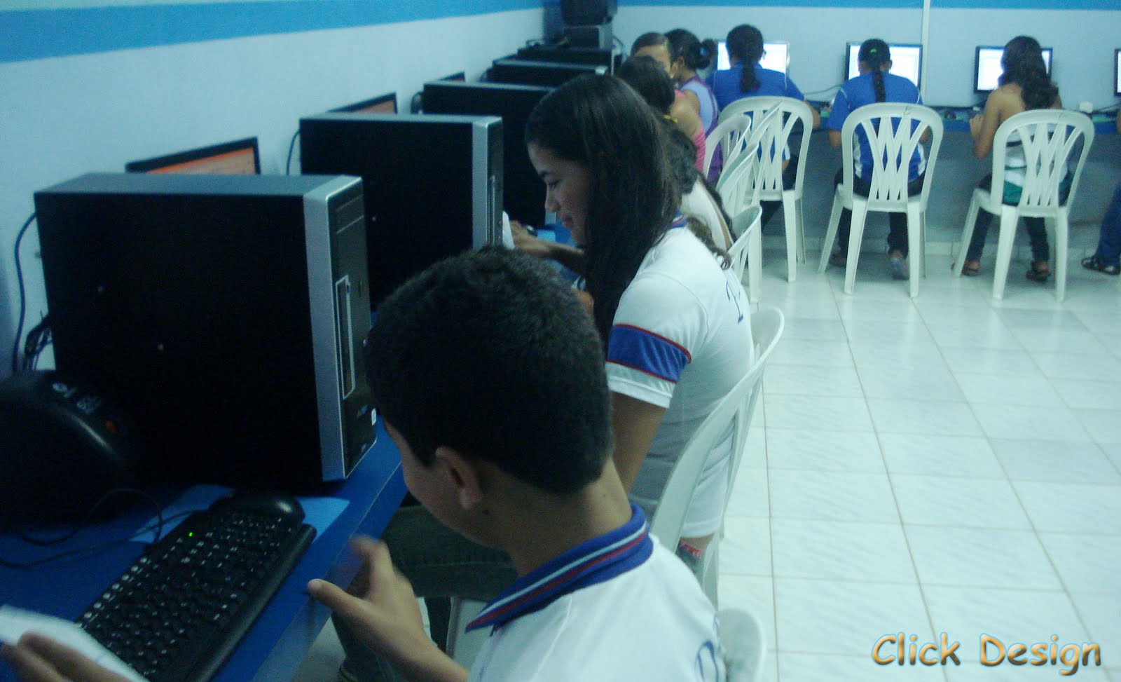 Escola Maria das Mercês: Laboratório de informática.