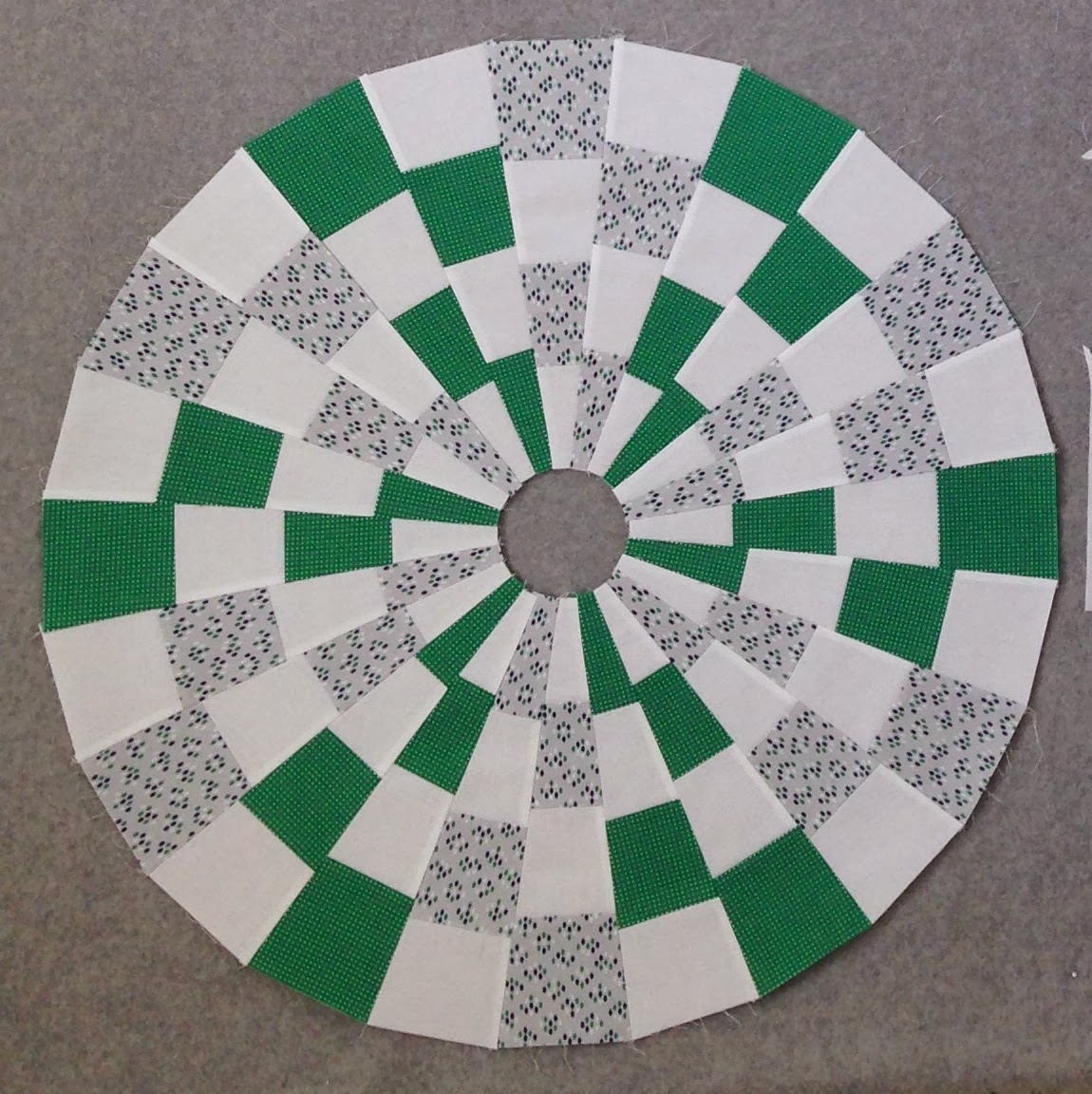 Cupcakes 'n Daisies: 15 Degree Dresden Sampler Quilt