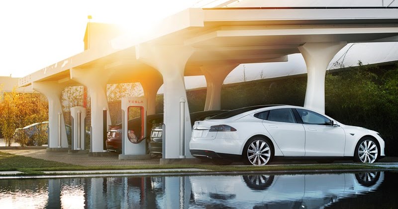 A Tesla szinte valamennyi töltőberendezését napenergiával táplálja ...