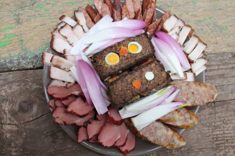 Monya`s ... !!!: Aperitiv 100% romanesc (afumaturi de porc)