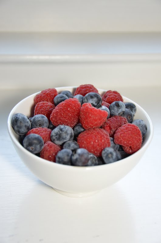 Playing with Flour: Blueberry and raspberry tart