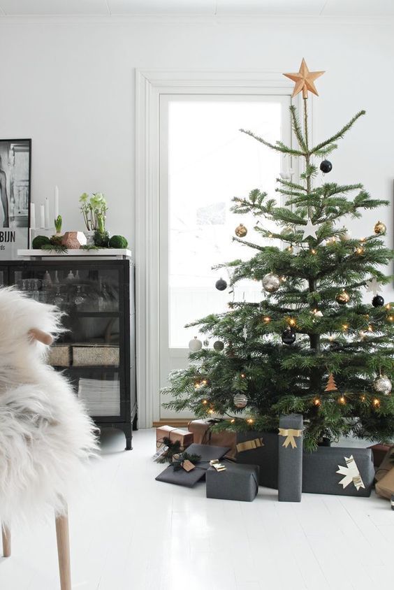Content in a Cottage: Simple Christmas Decor