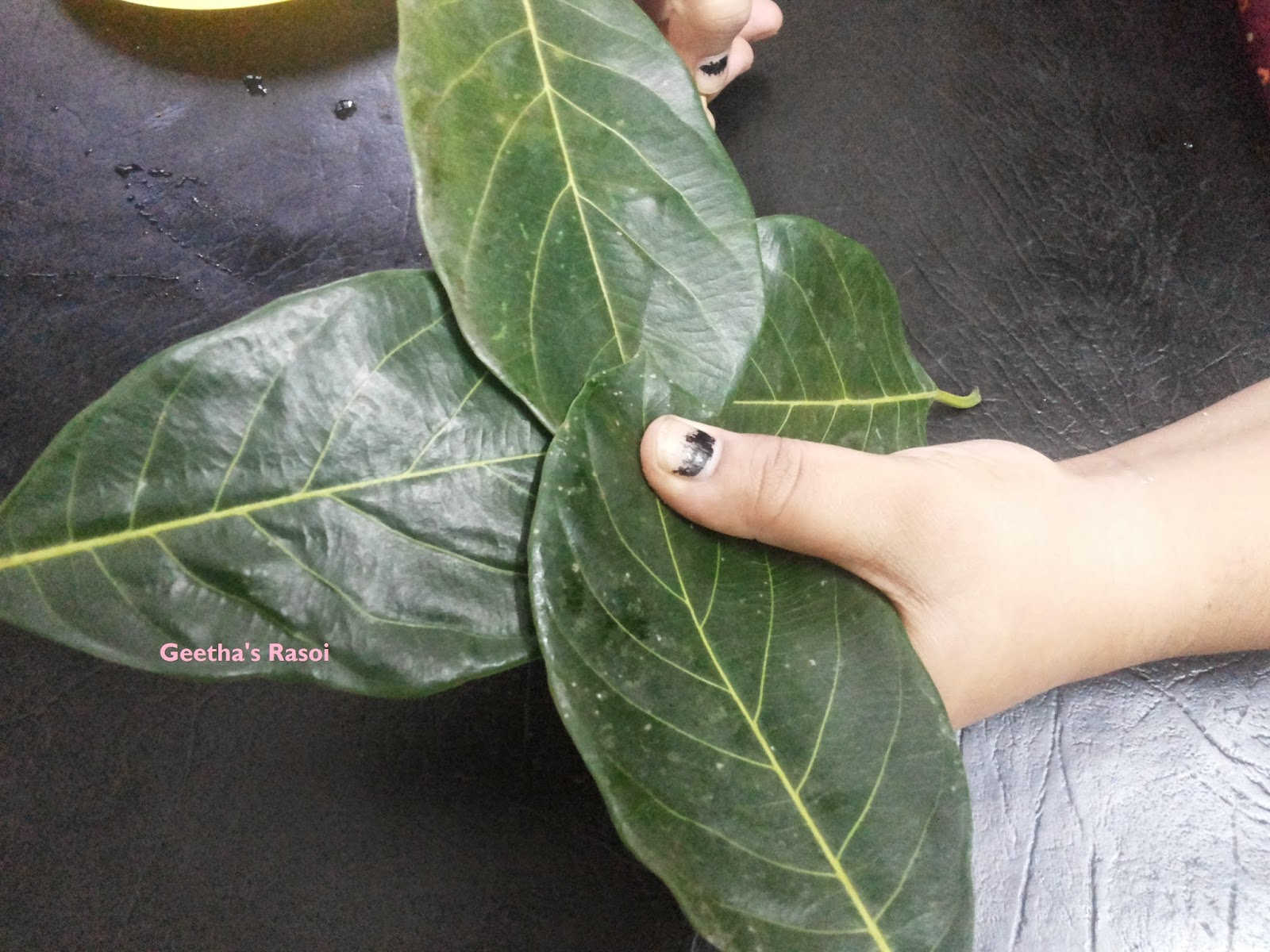 Geetha's Rasoi...: Kotto (Kottige)-Idly steamed in jackfruit leaves basket