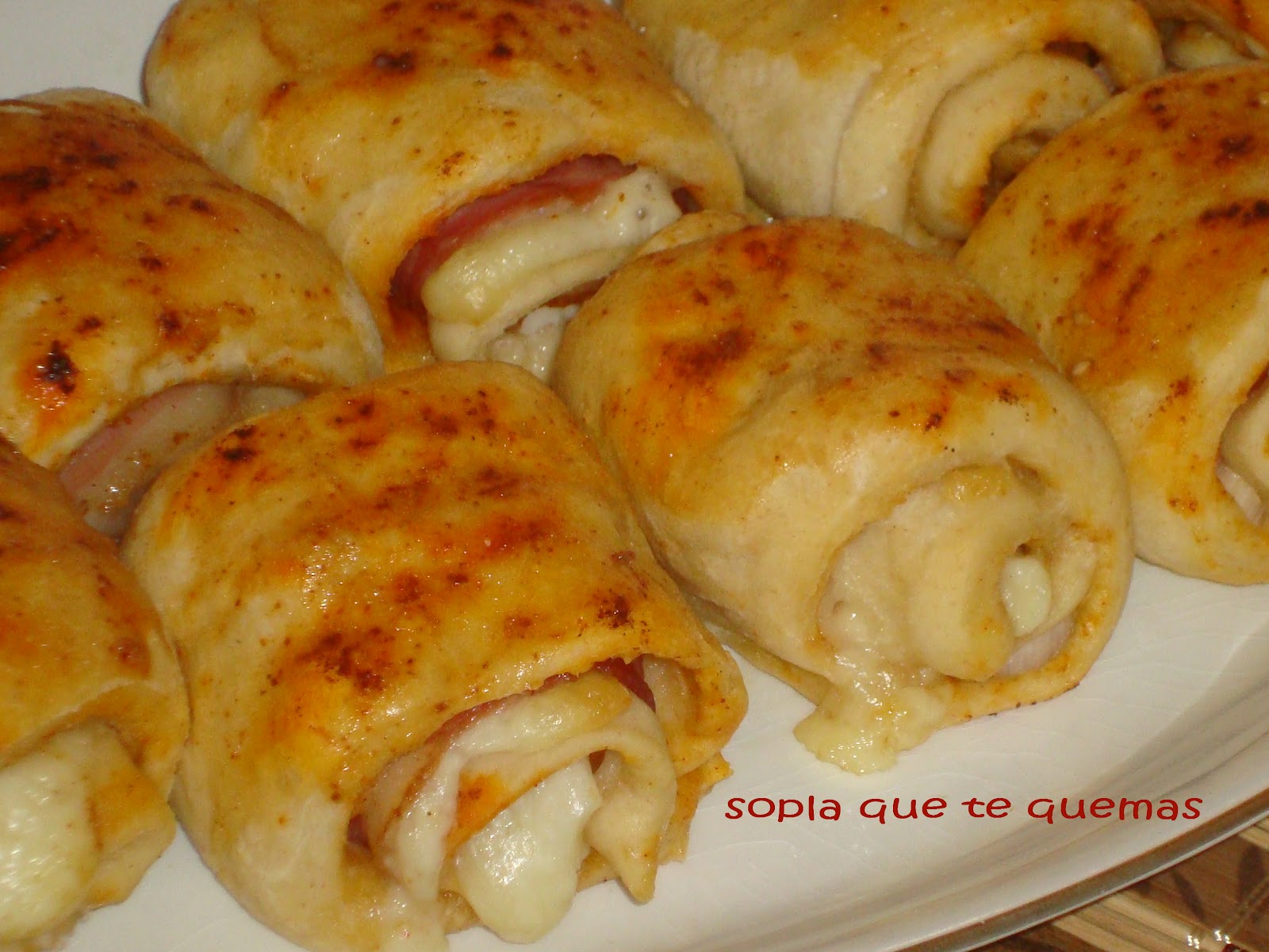 sopla que te quemas: ROLLITOS DE PAN RELLENOS DE QUESO Y BACON