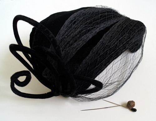 How I restored a crushed and battered vintage 1950s hat | Tanith Rowan