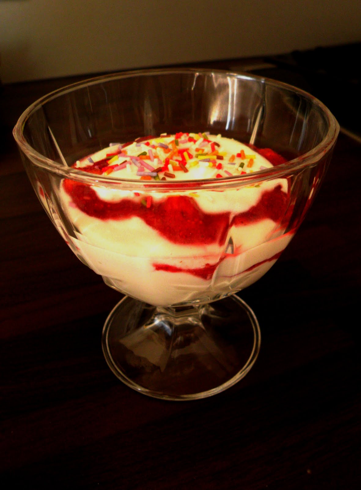 Minu maailm!: Kohupiima-metsmaasika magustoit