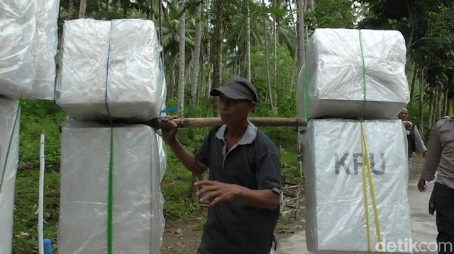 Petugas Susah Payah Pikul Surat Suara 13 Km di Gorontalo Petugas Susah Payah Pikul Surat Suara 13 Km di Gorontalo