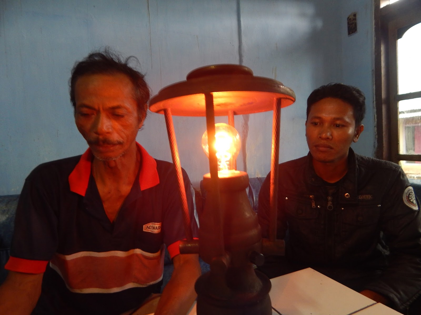 Lampu Listrik Ini Dinyalakan dengan Korek Api dan Dimatikan dengan ...