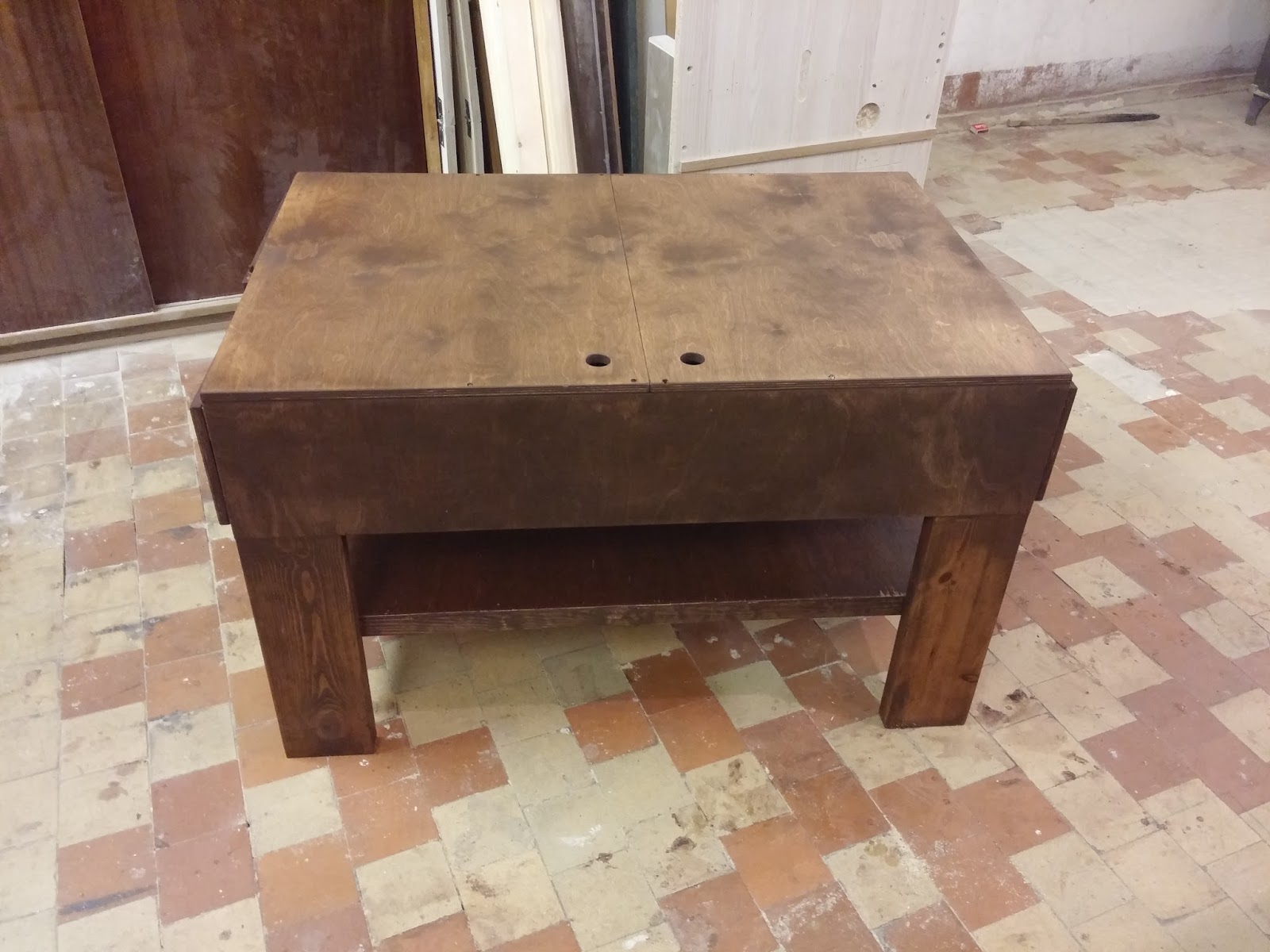 Blūma Dizains: Galds bērniem ar domu par LEGO