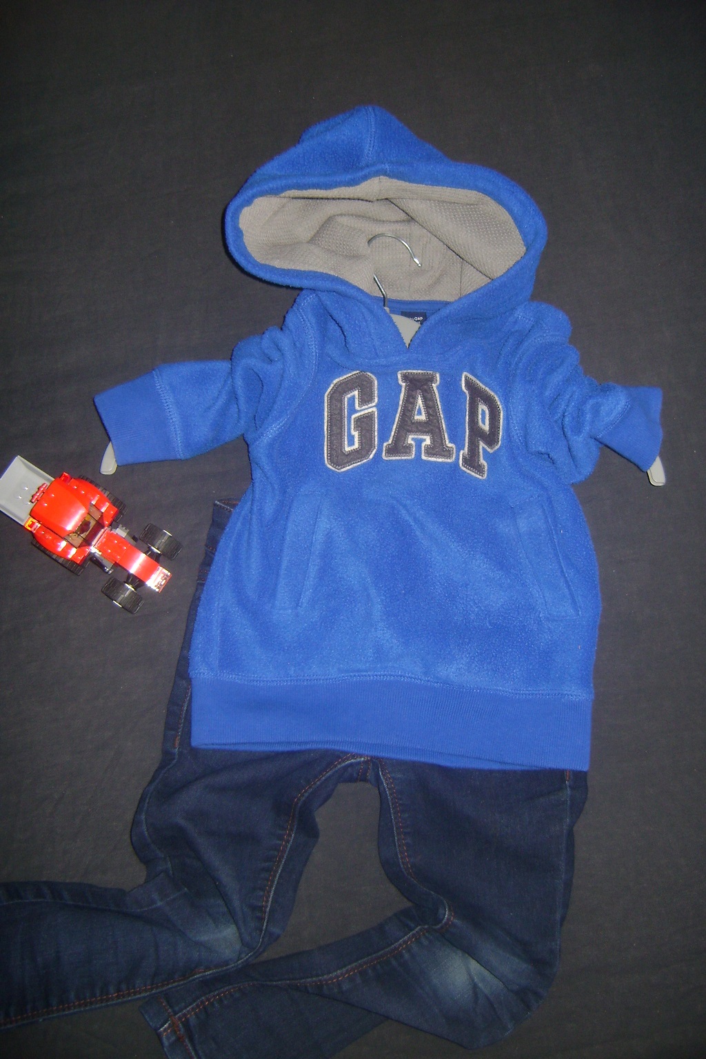 Hainute plimbarete: 35 lei Hanorac GAP 2, 3 si 4 ani