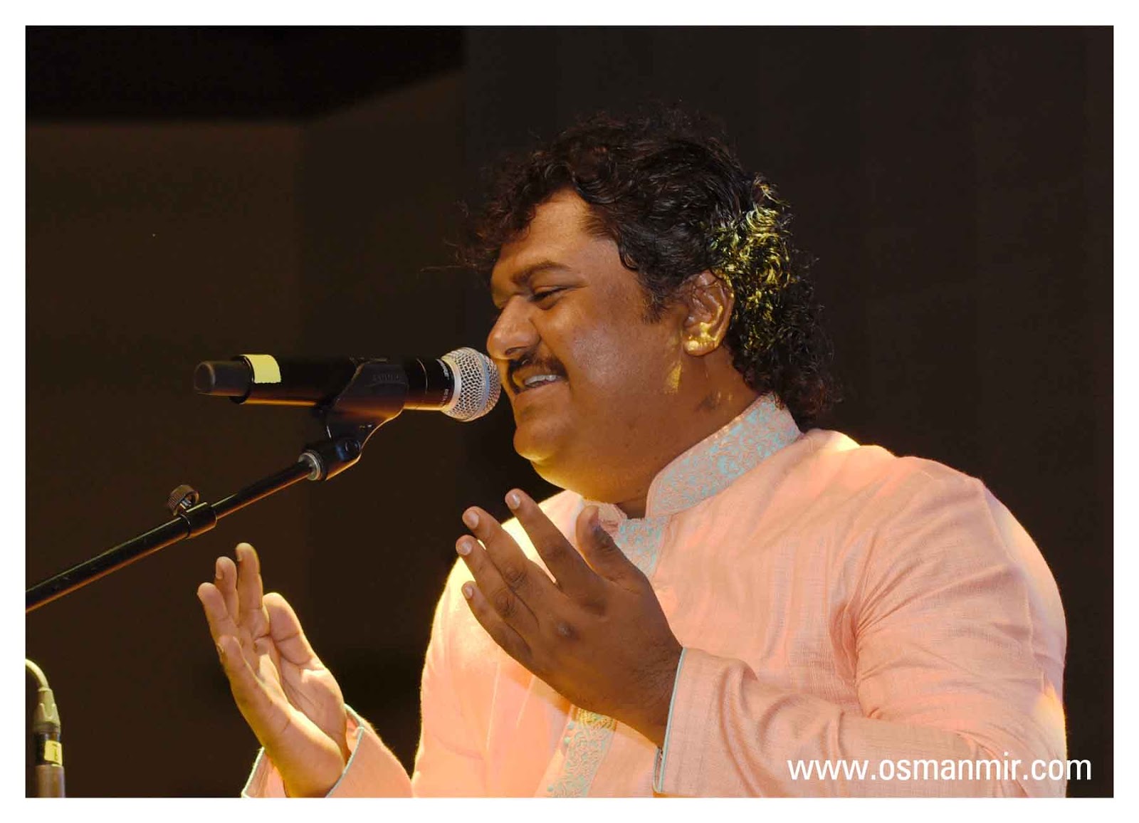 Cantante Osman Mir