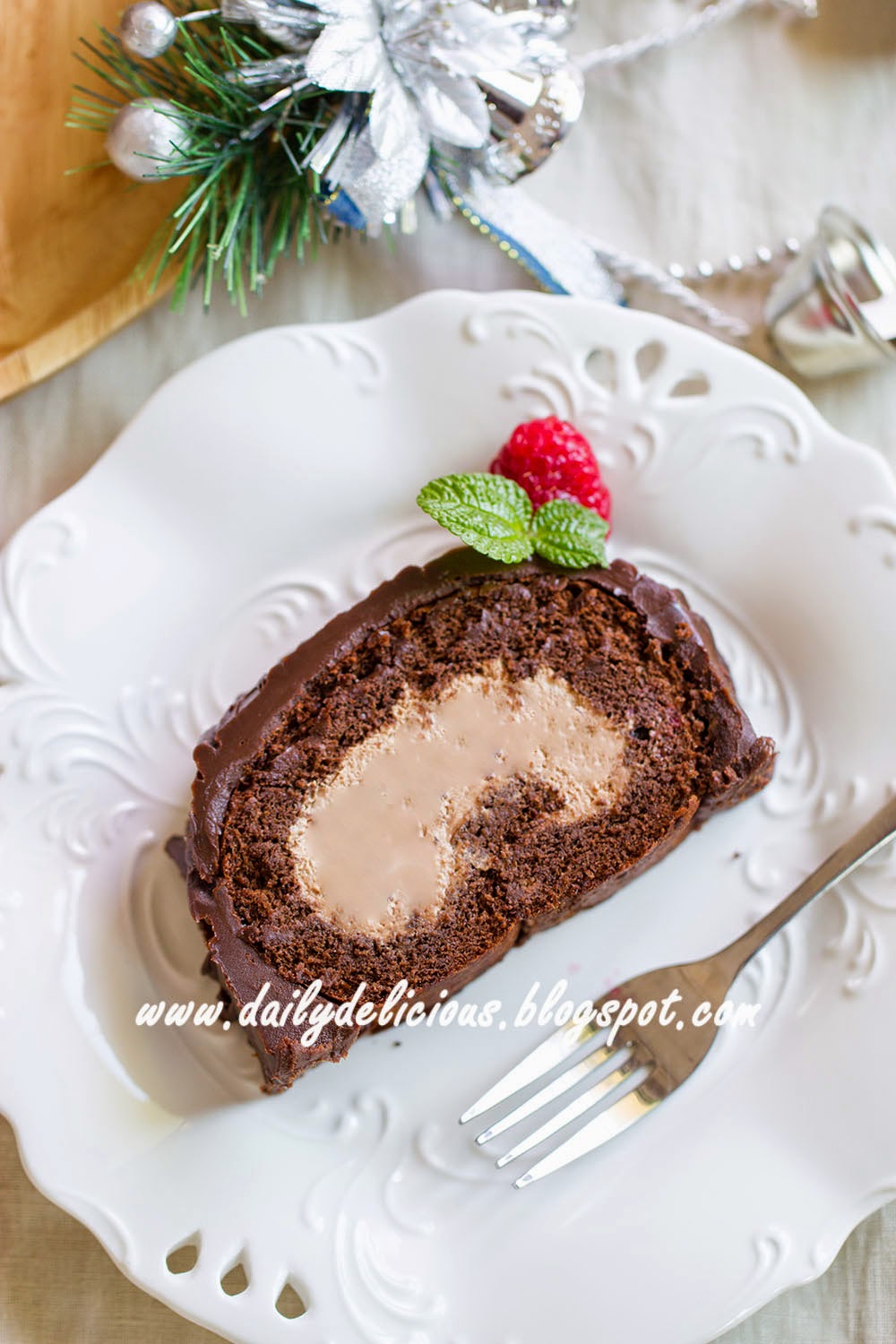 dailydelicious: Merry Christmas: Chocolate Hazelnut Log
