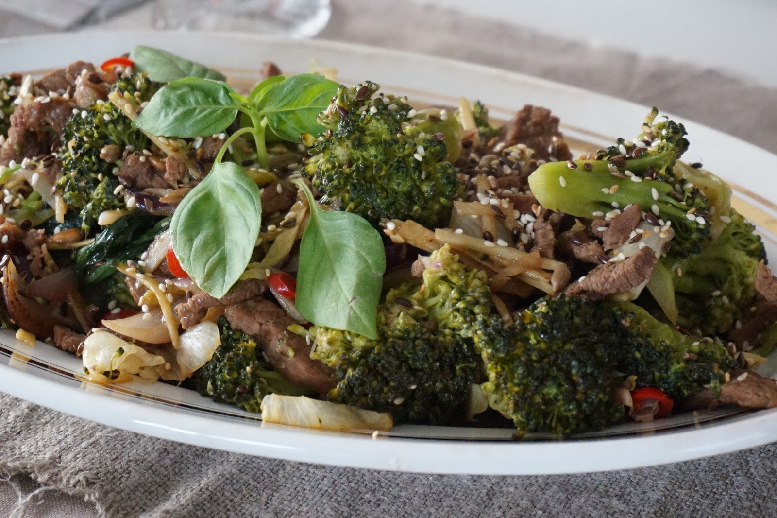 Vürtsikas veiseliha-brokkoli vokk worcesteri kastmega