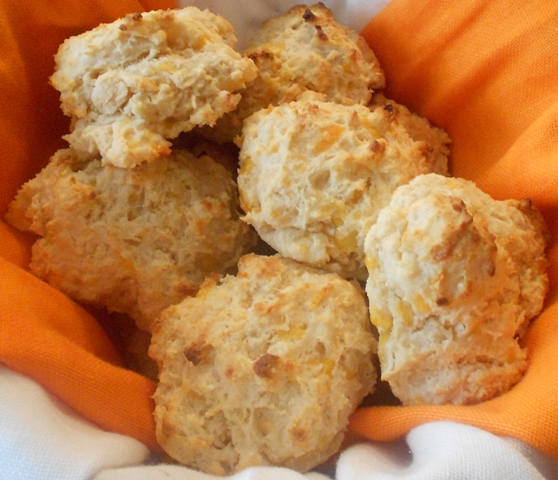 Baking Banquet: GARLIC CHEDDAR BISCUITS WITH SOUR CREAM & BUTTERMILK