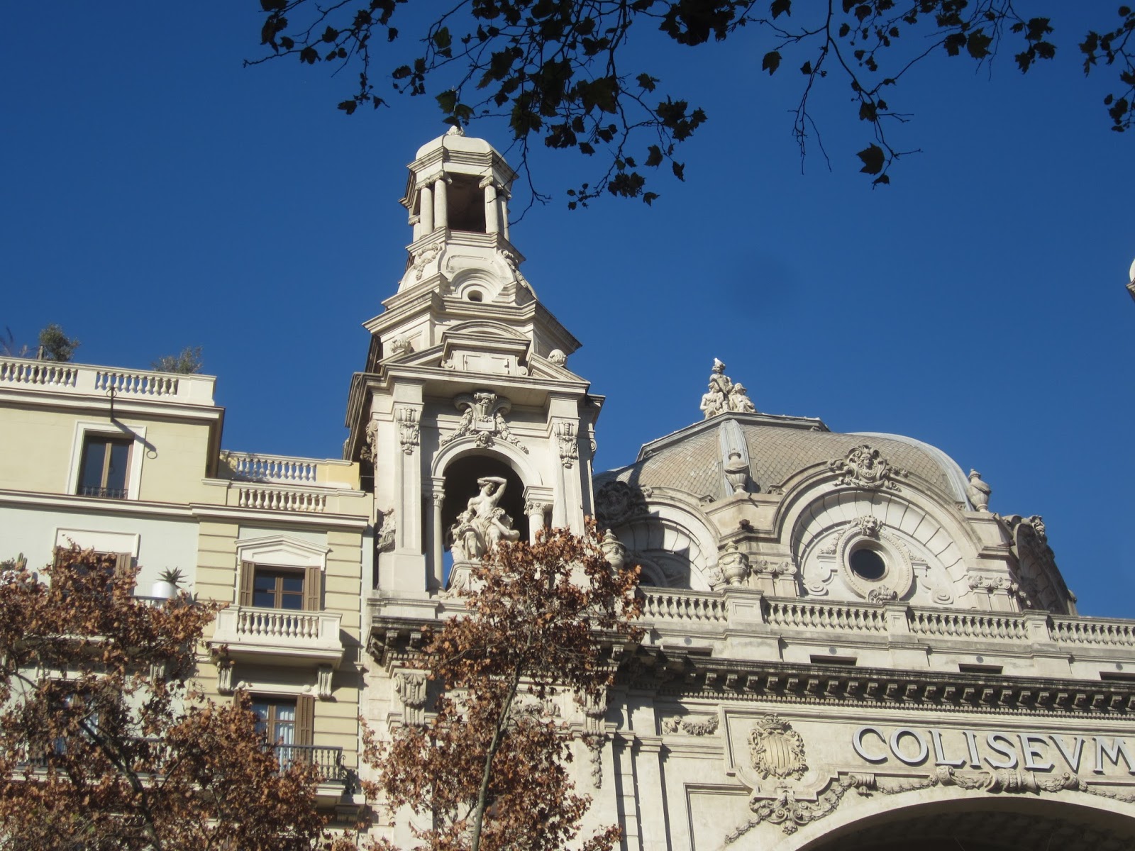 Redescubriendo Barcelona y más allá: 30/12/2015 El Coliseum I: Exterior
