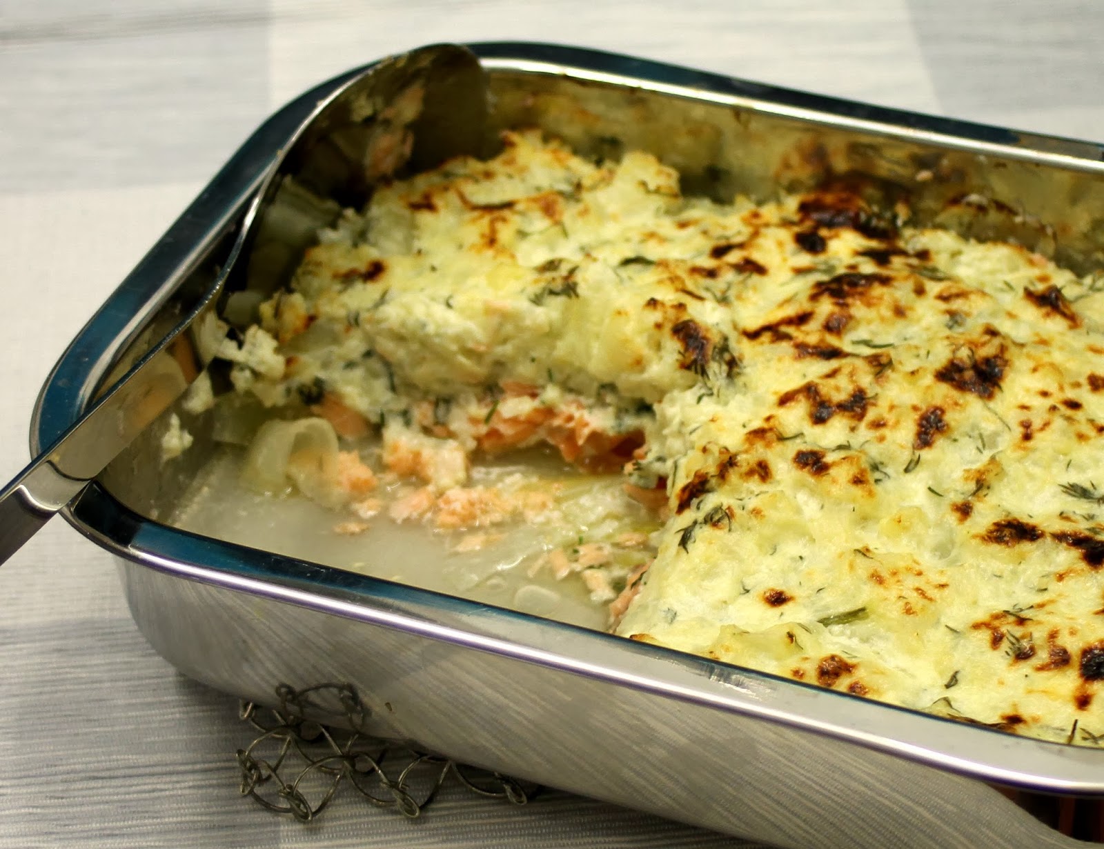 epätrendikäs ruokablogi: Lohi-kukkakaaligratiini