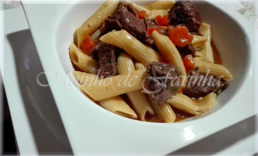Moinho De Farinha: Carne de vaca guisada com macarrão