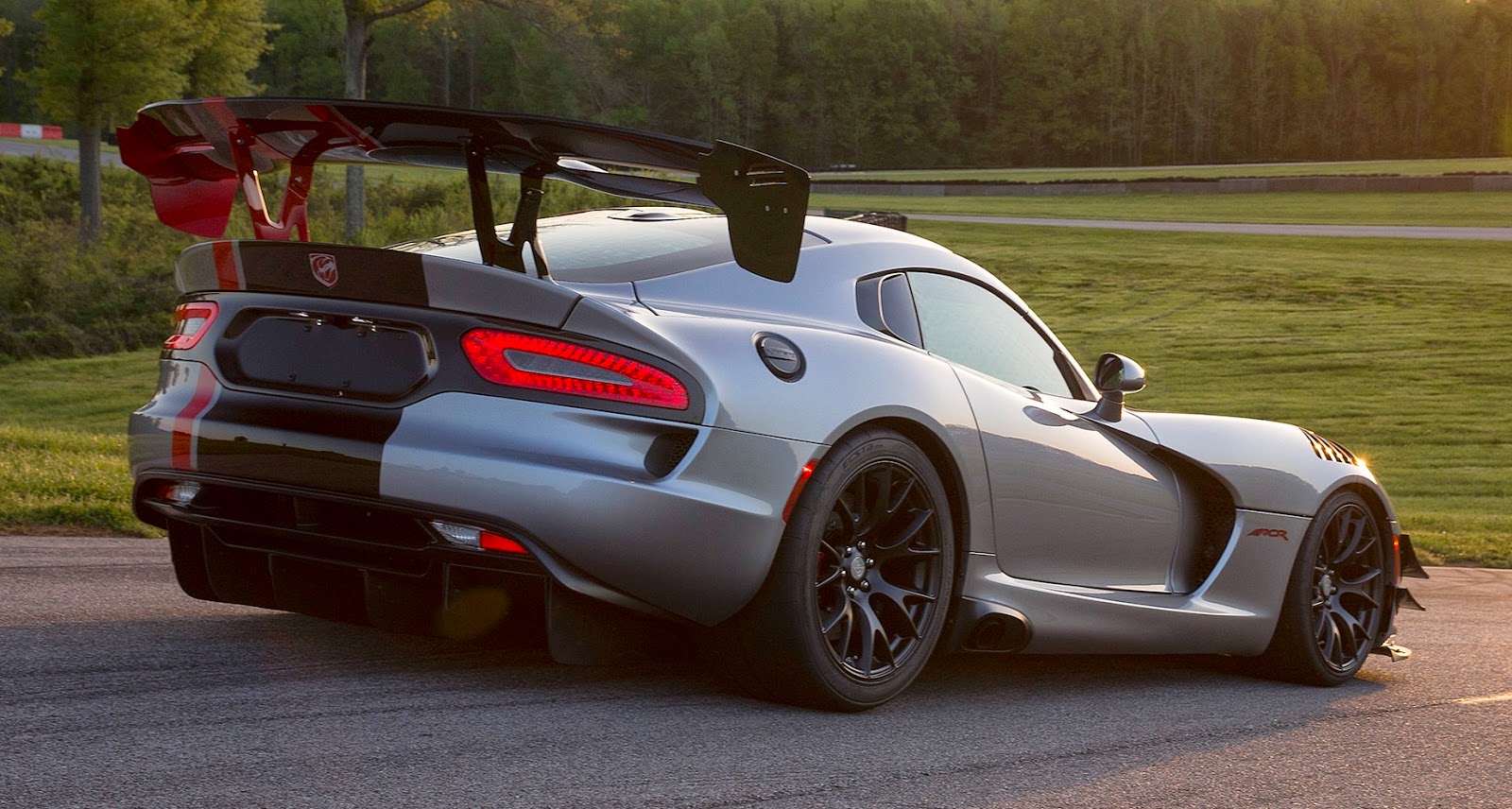 Dodge apresenta Viper ACR, com 645 HP