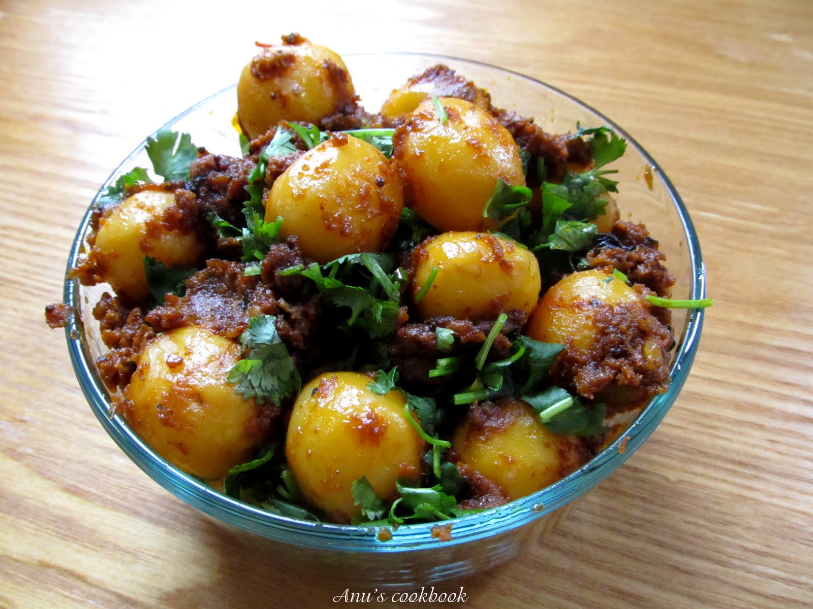 mama's cookbook: Dum Aloo (Spicy baby potato curry)