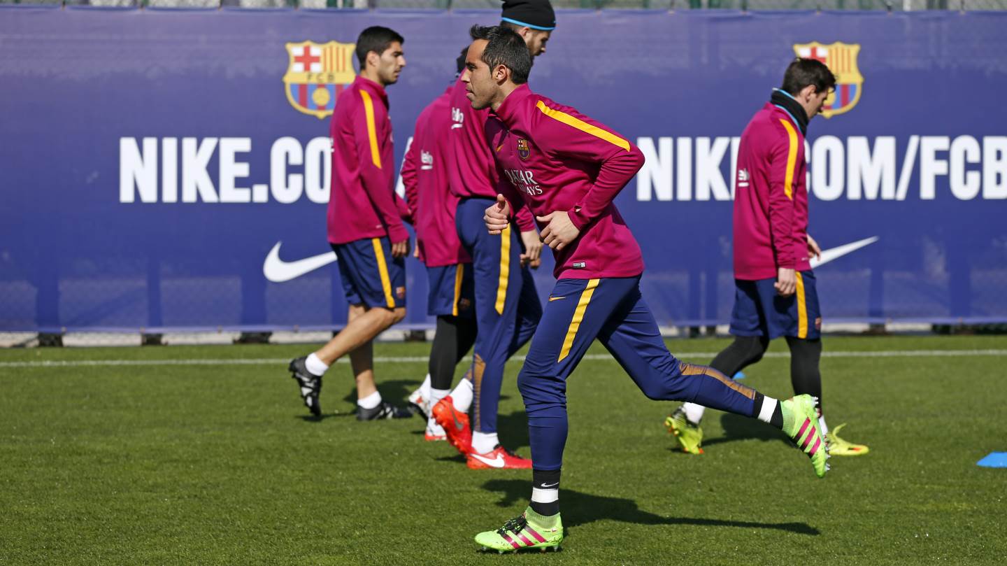 Suarez Continues to Train in Blackout Adidas Prototype Boots - Footy ...