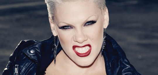 "Blow Me (One Last Kiss)", da Pink, ganha videoclipe colorido. Assista ...