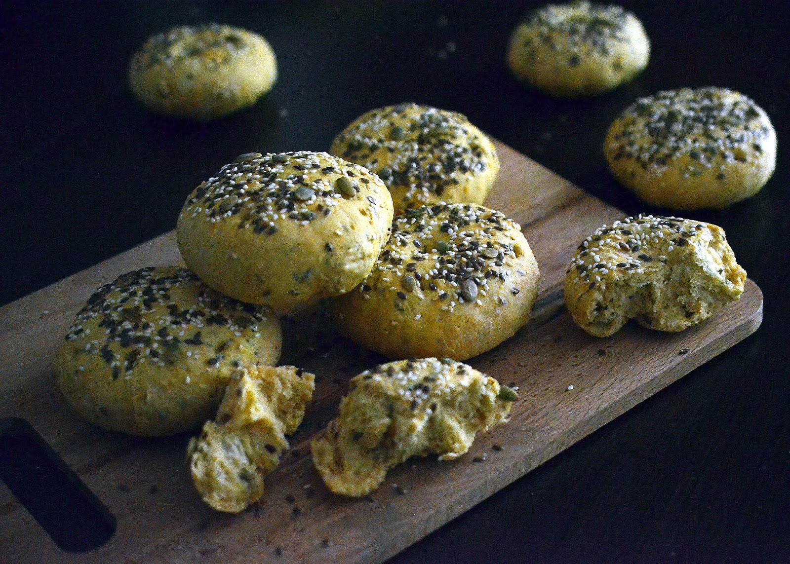 Chifle rustice cu seminte si boia afumata (de post)