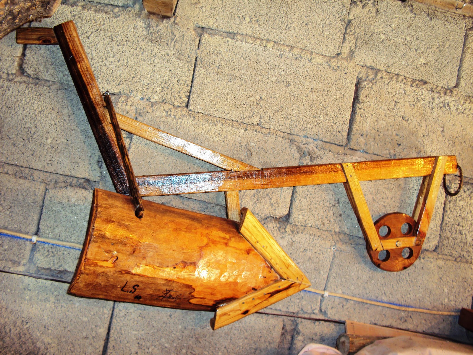 Esculturas em madeira LS: Charrua em madeira de castanho (85x60 cm)