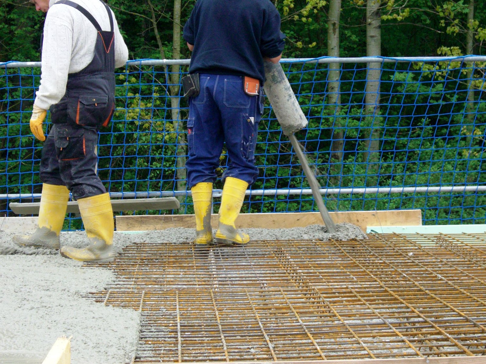 Hausbau AK & DS: Der Oberbeton für die Decke ist drauf...