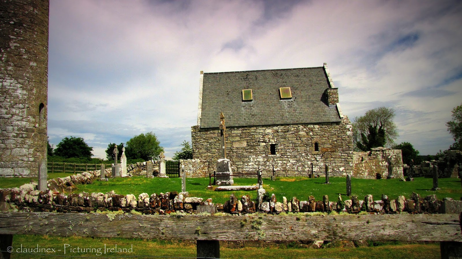 Picturing Ireland : Inis Cealtra, the "Holy Island" in Lough Derg, Co ...
