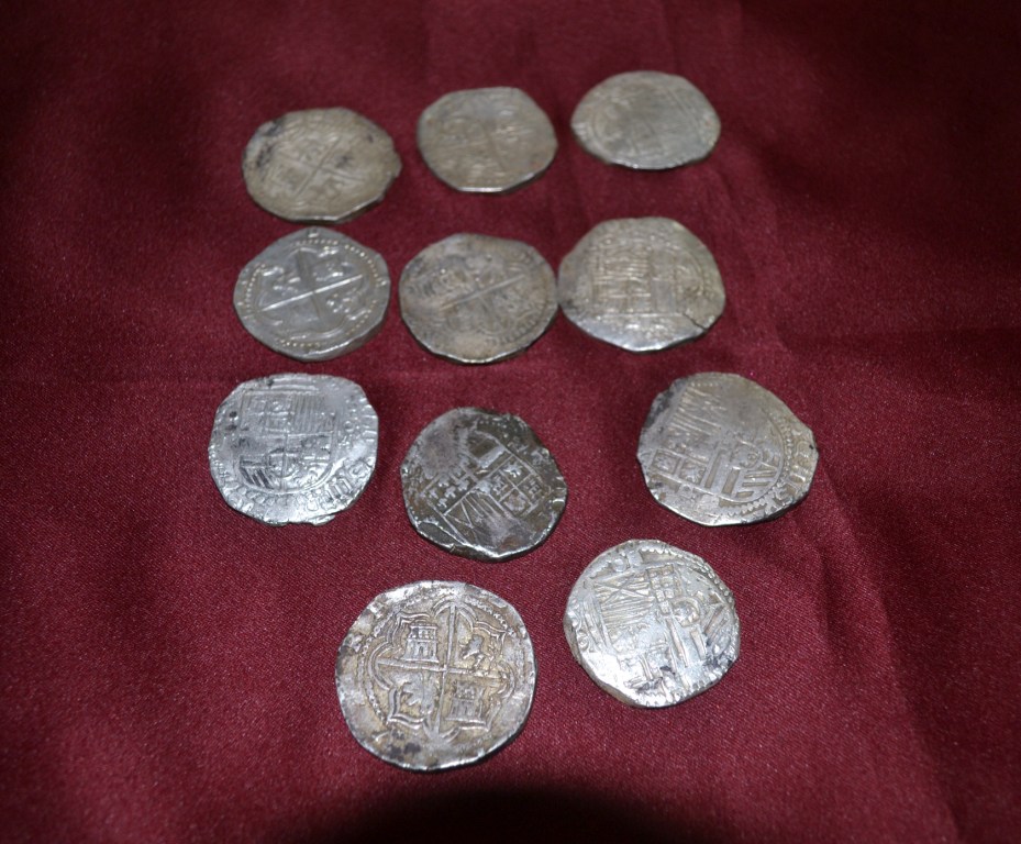 Incautan monedas de plata del siglo XVII y manto pre inca, por Elvis ...