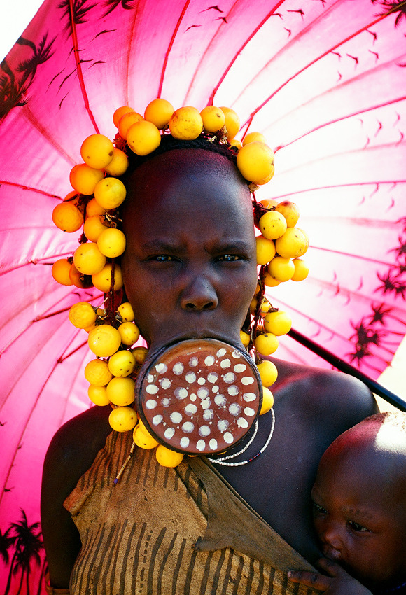 "S" obéit et "R" agit: Négresses à plateaux