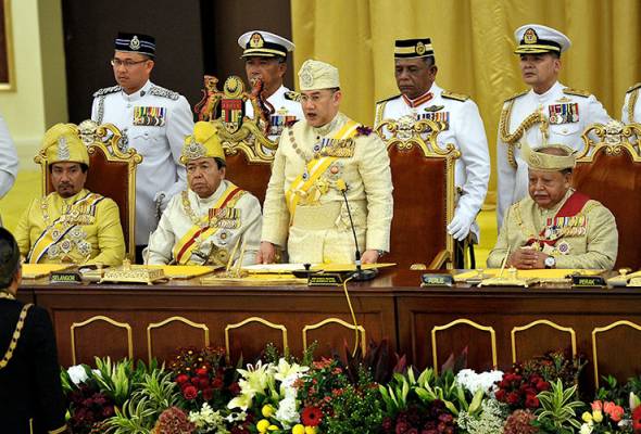 Sultan Kelantan Sultan Muhammad V lafaz sumpah jawatan Yang Di-Pertuan ...