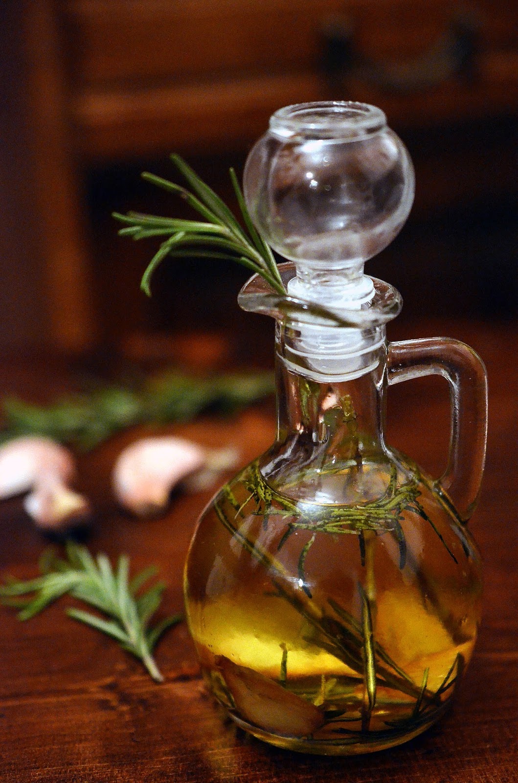 Ulei aromatizat cu rozmarin si usturoi