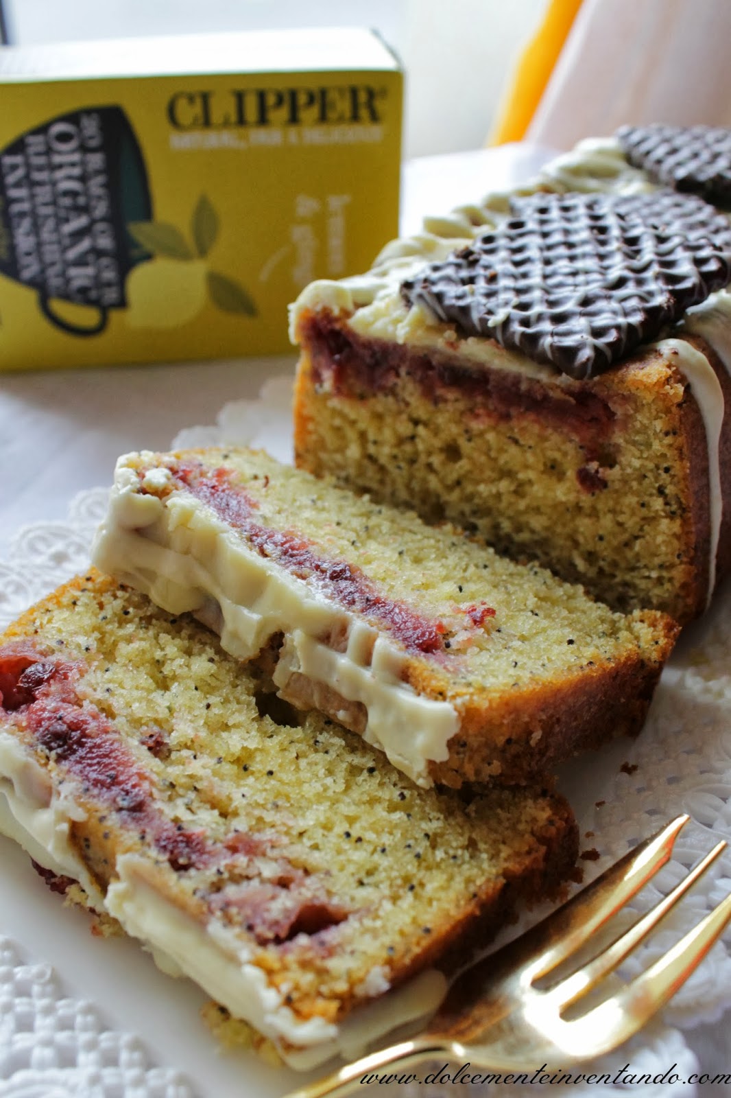 Cake goloso con confettura di mirtilli rossi e semi di papavero e ...
