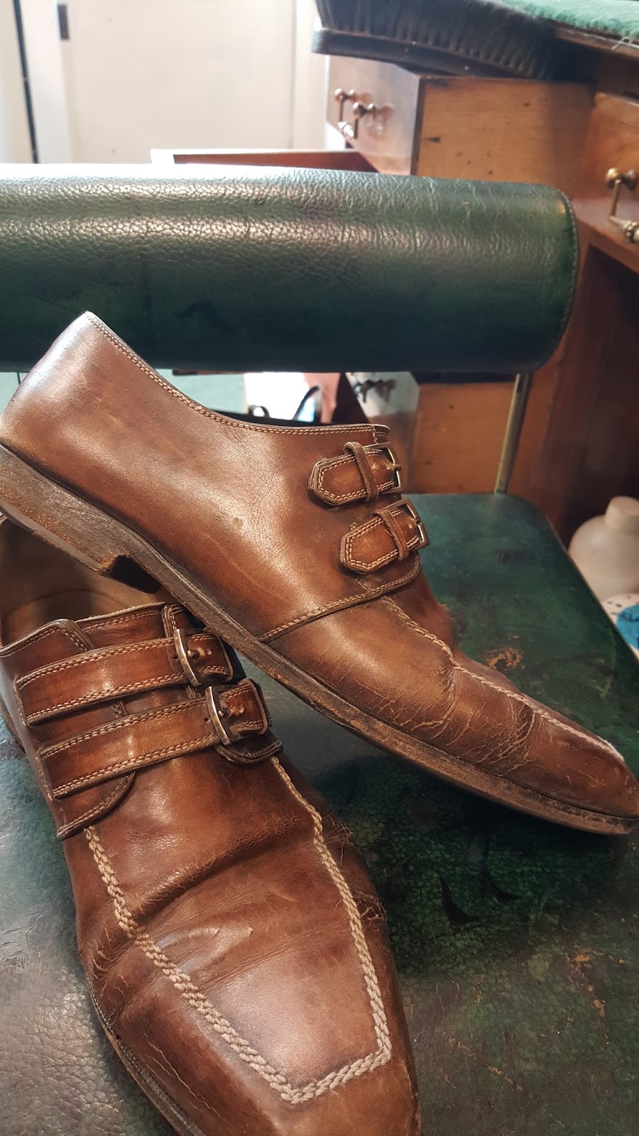 Salon cireur TALON ROUGE © Paris: RÉNOVATION D'UNE DOUBLE BOUCLES BERLUTI.